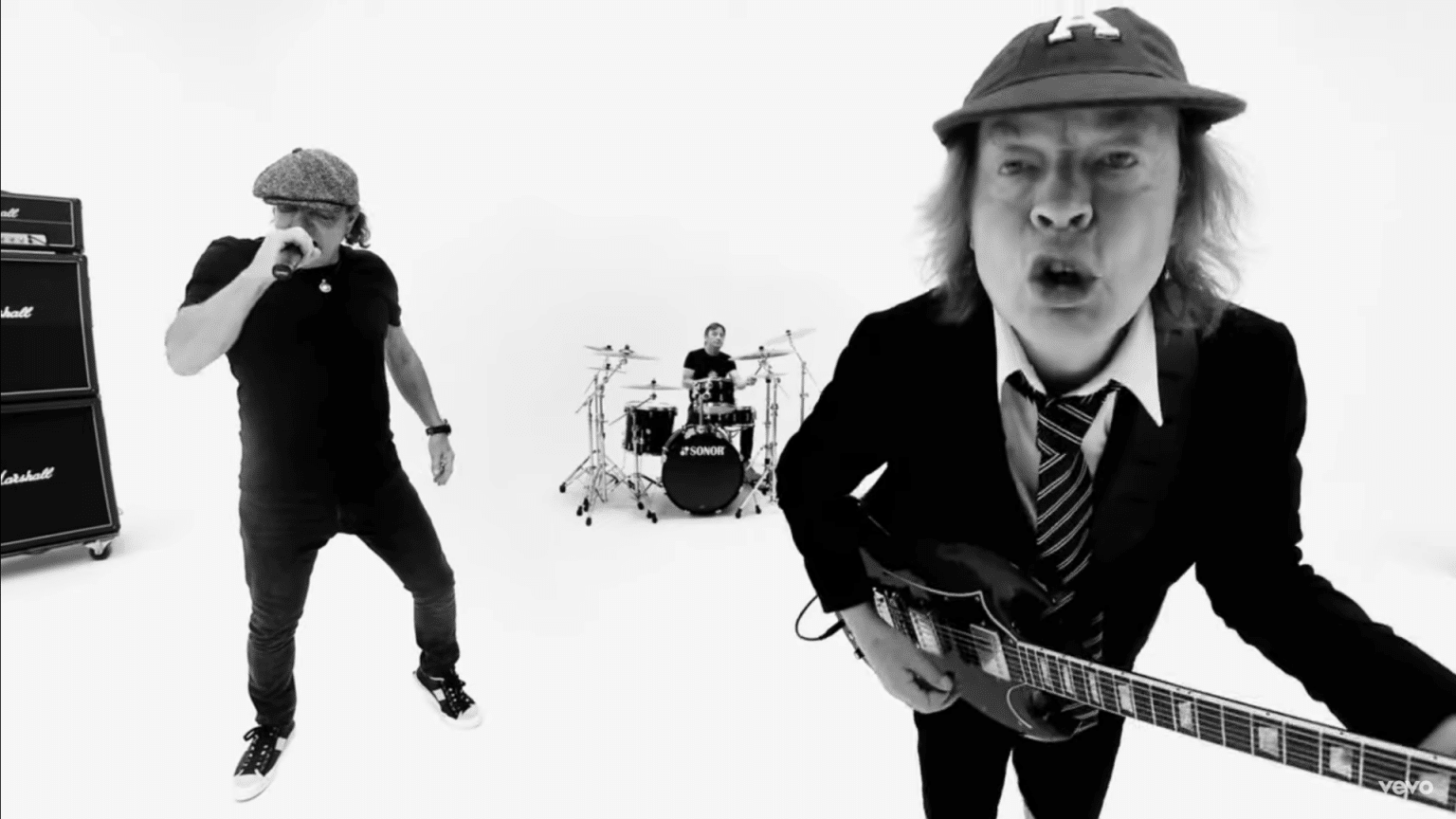 AC/DC descubre la magia de la tecnología audiovisual de hoy en su nuevo ...