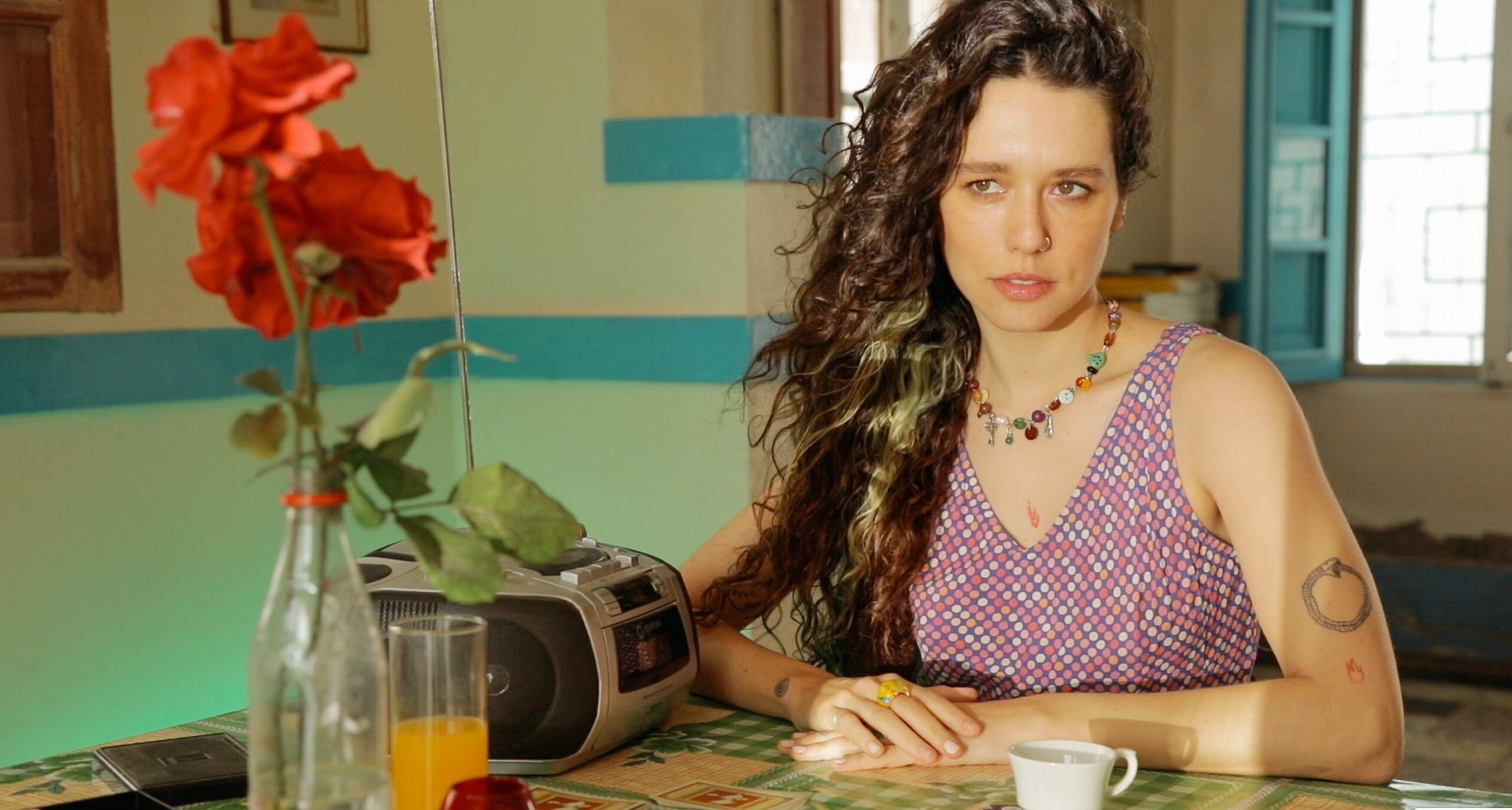 Gala Brie lanza "Antena Parabólica", una propuesta de amor en medio de ...